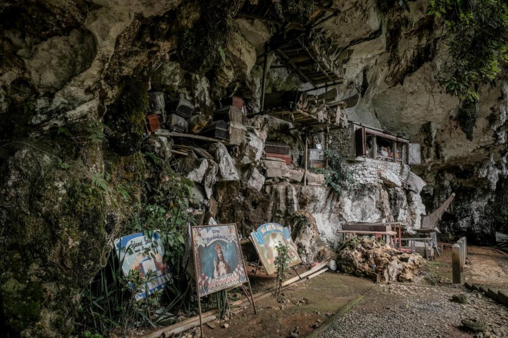 10 Wisata Gua di Indonesia yang Menarik Dijelajahi - POPERS.ID