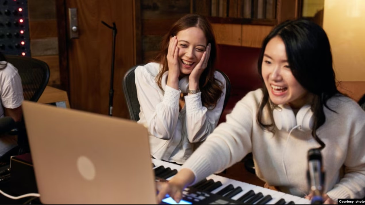 Komposer Eunike Tanzil Kolaborasi Bareng Laufey - POPERS.ID