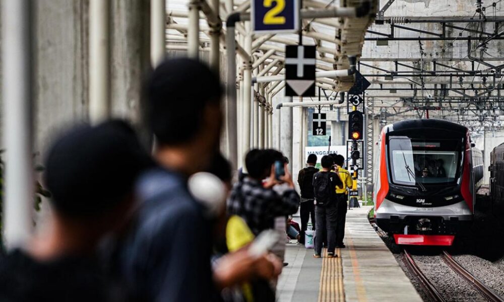KRL Bogor Anjlok! Perjalanan Mentok Manggarai - POPERS.ID
